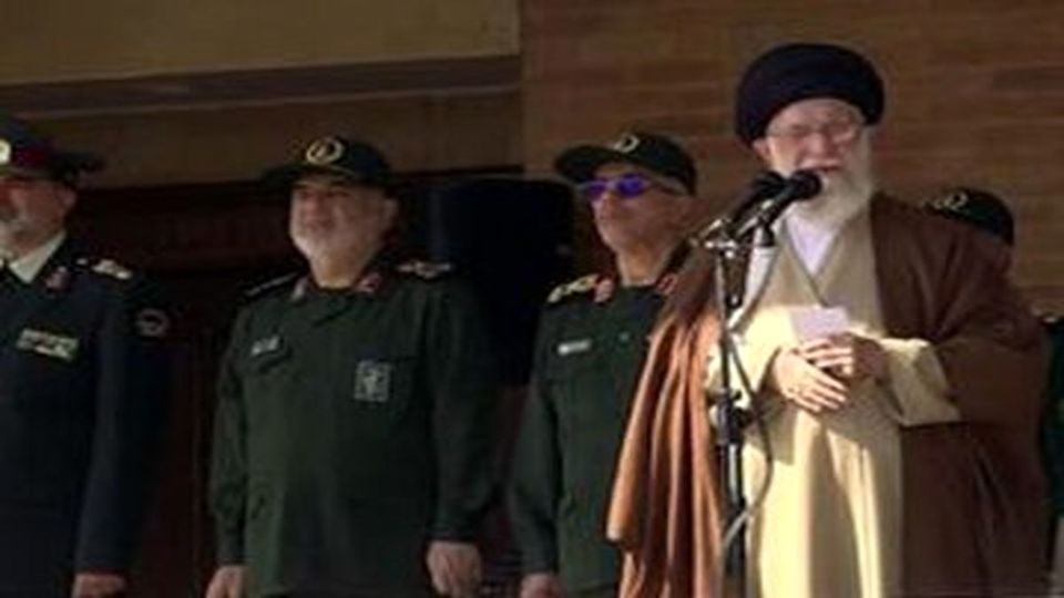 رهبر انقلاب در حلقه فرماندهان ارشد سپاه و ارتش عکس